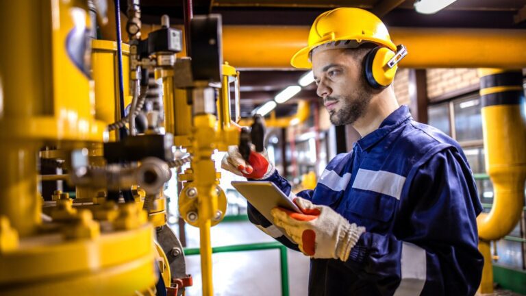 Modern Maintenance Technician Smart Technologies with CMMS